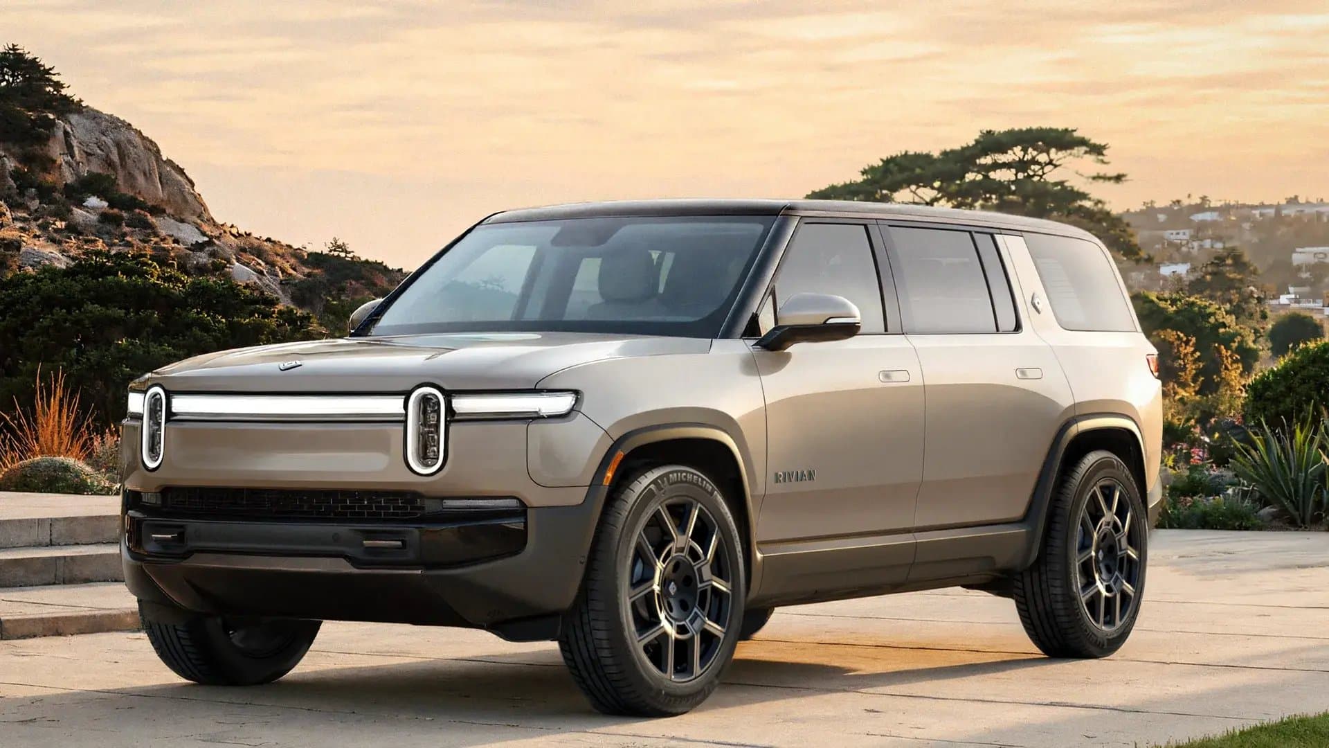 Rivian R1S Tops Lucid Gravity in Edmunds Luxury EV SUV Comparison | EV.com